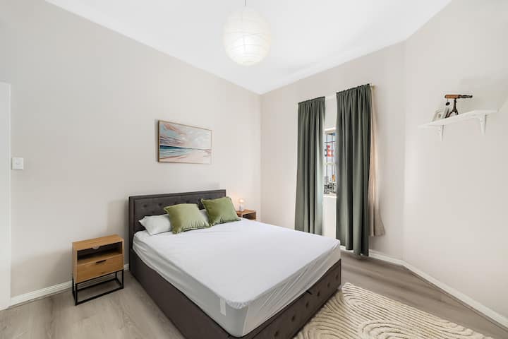 Charming 2br Apartment With Courtyard + Parking - Carlton