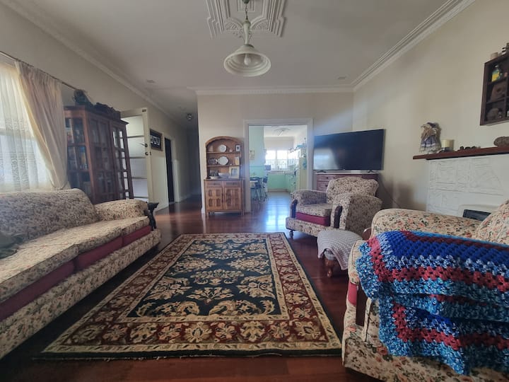 Albert Road Cottage: 50s Home & Caravan - Bunbury