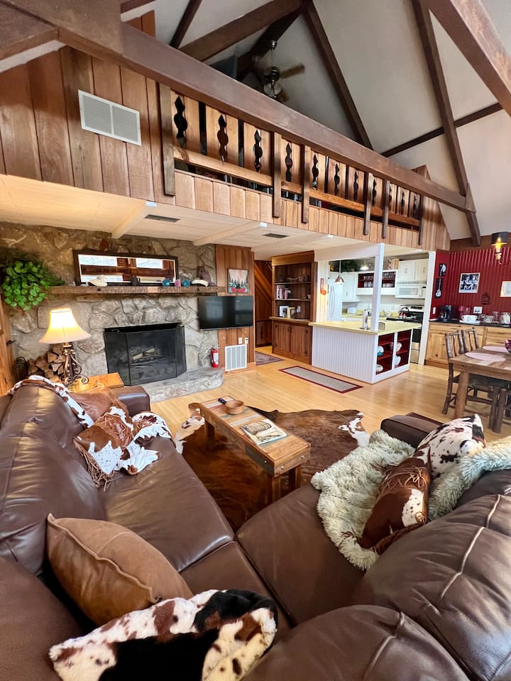 Enchanting Retreat Chalet In Gorgeous Sky Valley! - Dillard, GA