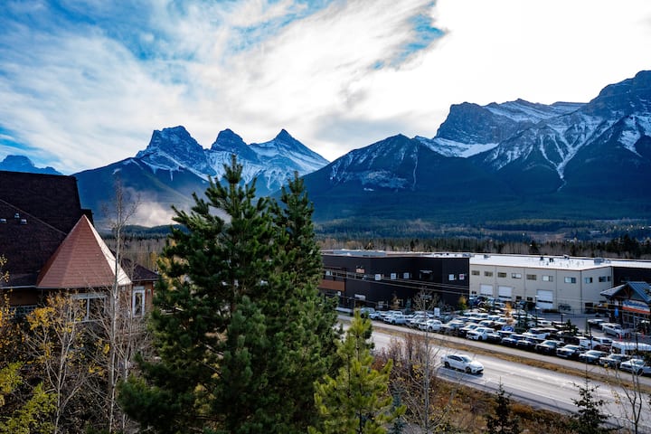 Top Floor Mountain Views At Falcon Crest Lodge - Canmore