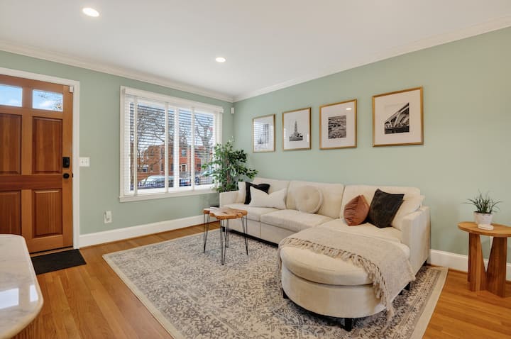 Charming, Pet-friendly Old Town Rowhouse - Alexandria, VA