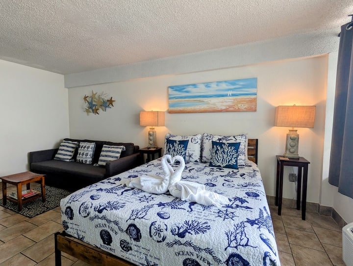 Oceanfront Escape | Pool, Beach Access, Prime Spot - Daytona Beach, FL
