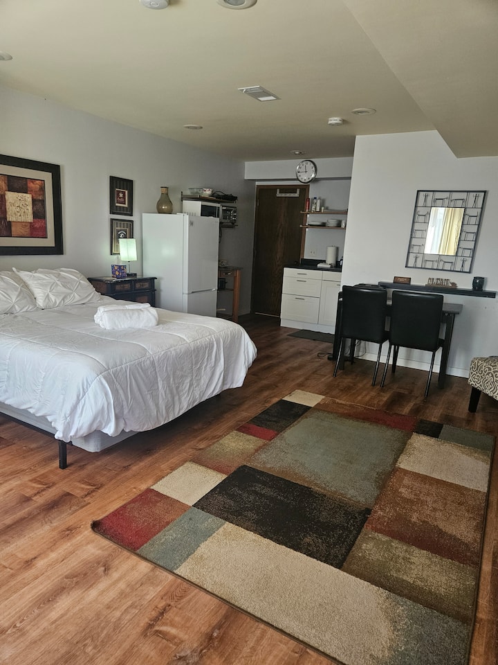 Studio 4, Dog Friendly, -Reserved Parking - Edina, MN