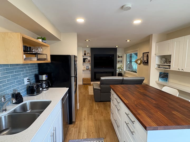 Bright/spacious  Furnished 1br W/king - 5 Min Tru - Kamloops