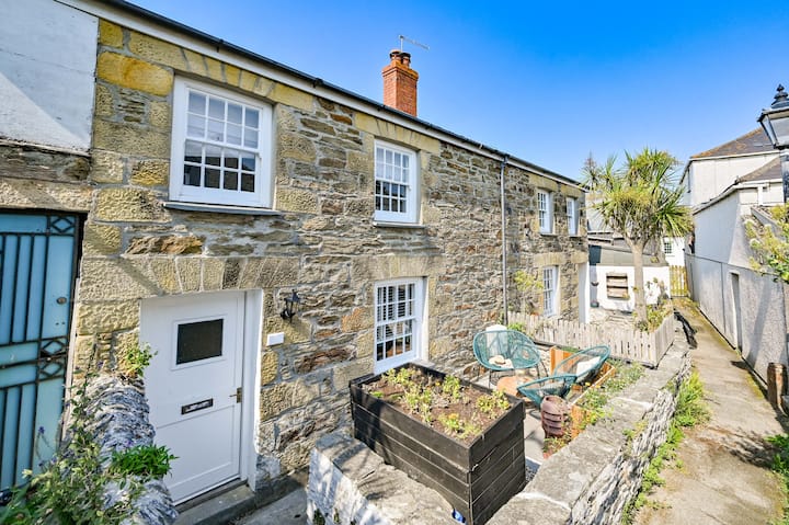 Fisherman’s Cottage Sleeping 4, With Log Burner - Newquay