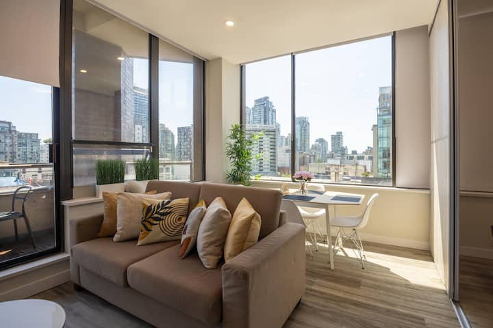Cozy Downtown Living! Jr. 2 Bedroom - Central Dt! - Vancouver