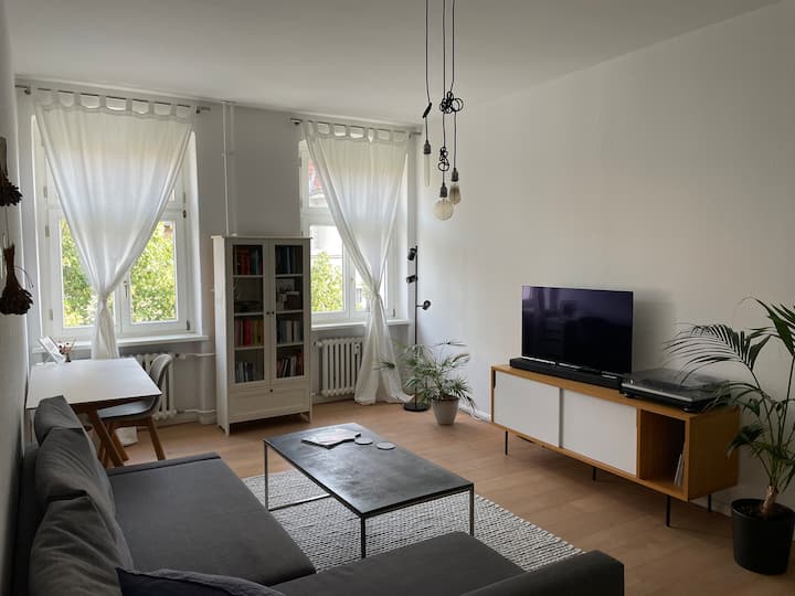 Bright & Spacious Flat W Balcony In Neukölln - Berlim