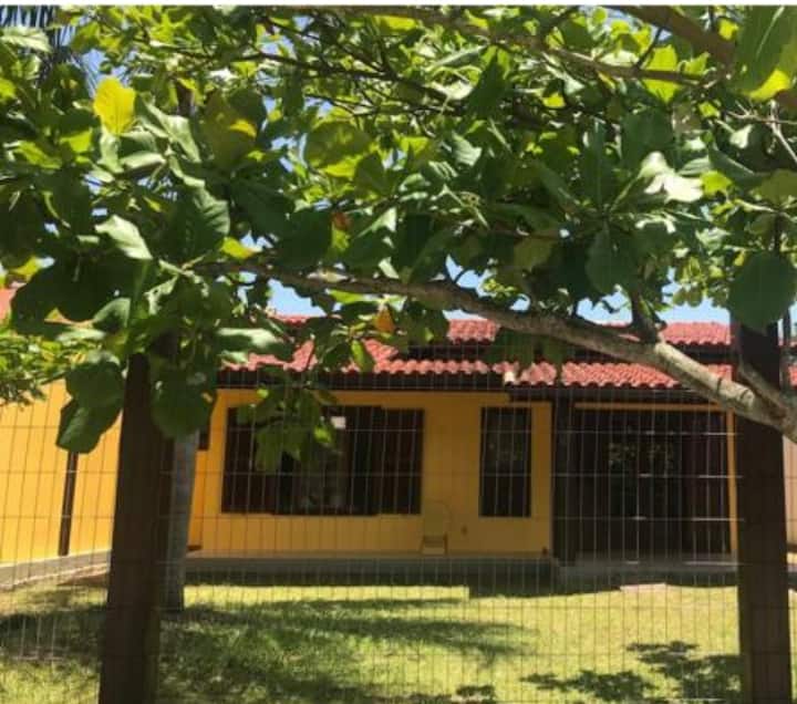 Casa No Centro De Garopaba,  350m Do Mar - Garopaba