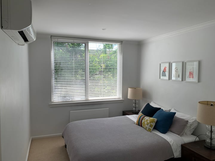 Immaculate Bedroom In Tasteful St Kilda Apartment. - Melbourne
