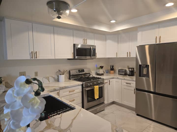 Beautiful Town-home Near Disney, Csuf, Golf & Fwys - Anaheim