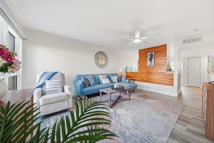 Coastal Comfort W/ Waterfront Pool & Terrace - Largo, FL