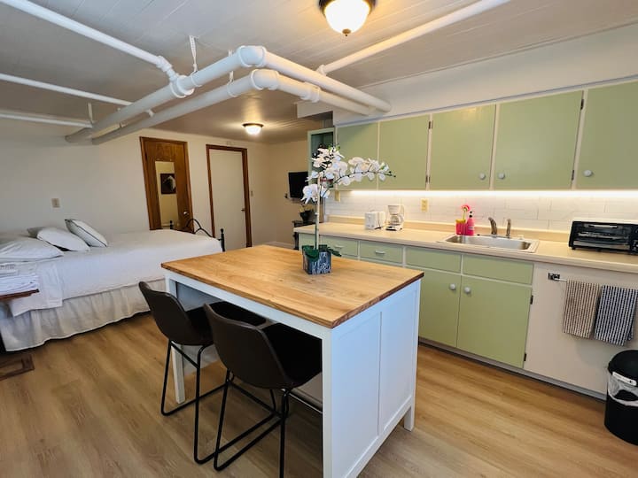 717 Lake Bed N More: Bear Unit (Cozy Studio Room) - Minnesota