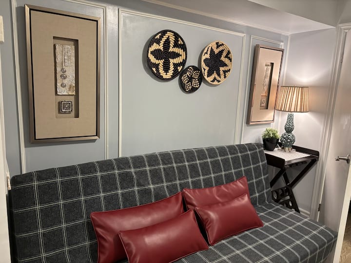 Basement Apt On Coolest Streets, Walkable To Ttc - Toronto