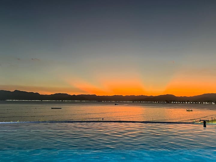 Refúgio à Beira-mar: Ap. Com Vista Deslumbrante - Caraguatatuba