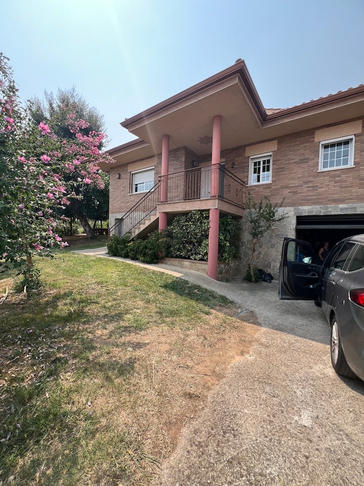 Preciosa Casa Con Piscina Y Amplio Jardín. - Sils