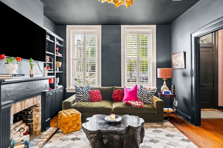 Maximalist Row Home Near Forsyth W/ Courtyard - Savannah, GA