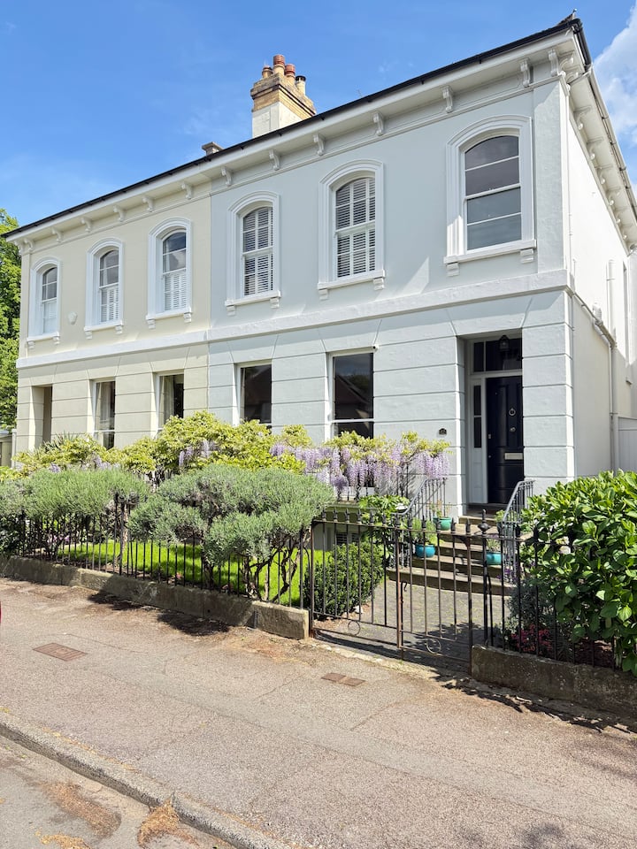 Beautiful Two Bedroom Apartment - Cheltenham