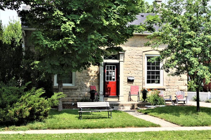 Red Door Cottage 1-bedroom Downtown Apartment - Guelph