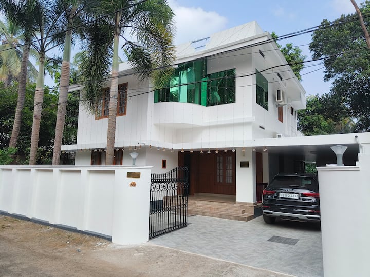 White Hse- Within City, Only 2km To Thrissur Round - Thrissur