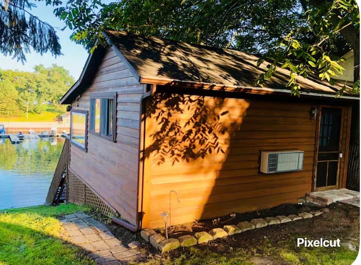 Lake Michigan Writer’s Cabin - 커노샤