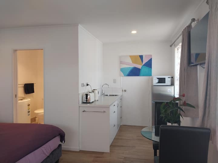 200m To Lloyd Elsmore Park In Pakuranga - Waiheke Island