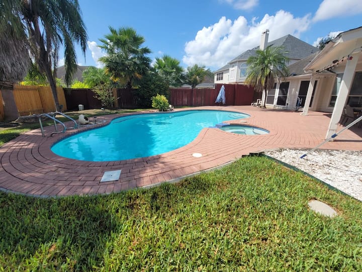 Spacious 5-bedroom King Size Bed, Pool - 미시온