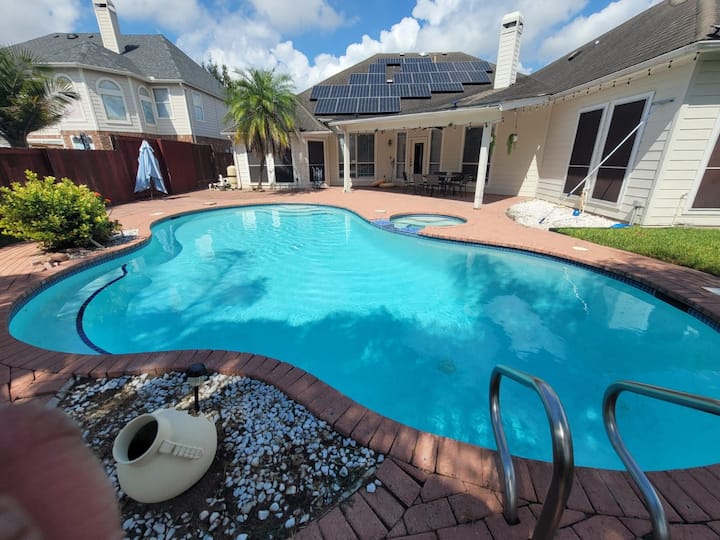 Spacious 5-bedroom King Size Bed, Pool - Mission, TX