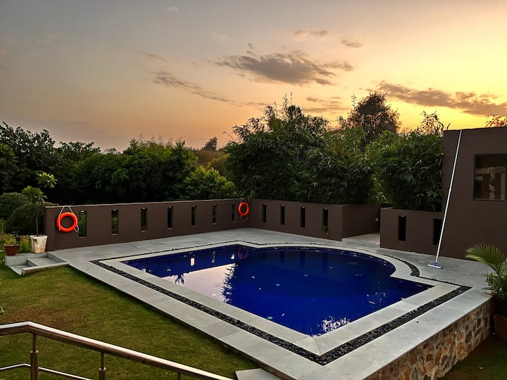 7 Bedroom Luxury Resort With Pool & Garden - Manesar