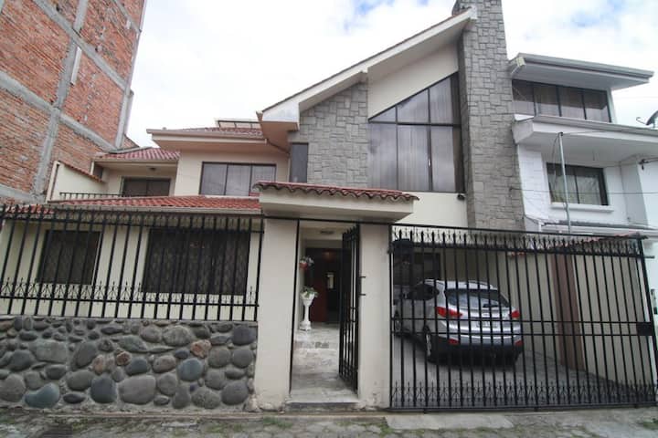 Hermosa Casa Bien Ubicada - Cuenca