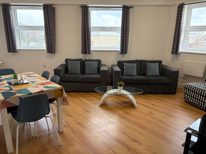Spacious 2-bed Apt Near Docks & Cruise Terminal - Southampton, UK
