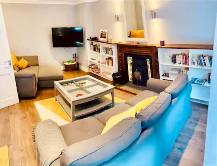 Family-friendly 4-bed Townhouse, Central Location - Bantry