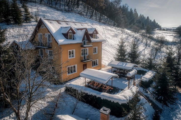 Pensiunea Hétvezér Panzió - Izvoare