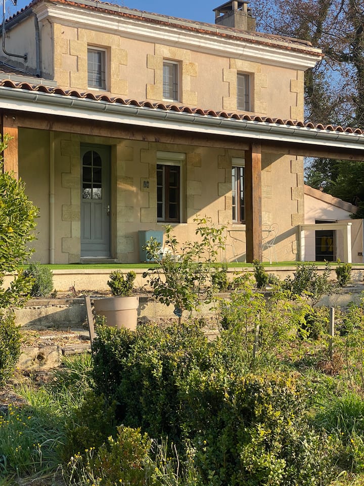 Une Experience Dans Une Communaute Viticole. - Gironde