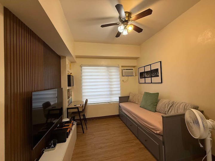 Minimalist Condo With Mountain View/netflix/wifi - Marikina