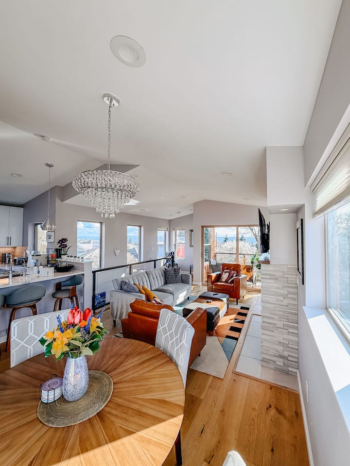 Beacon Lookout/ Modern Mid-century Townhome - Seattle, WA
