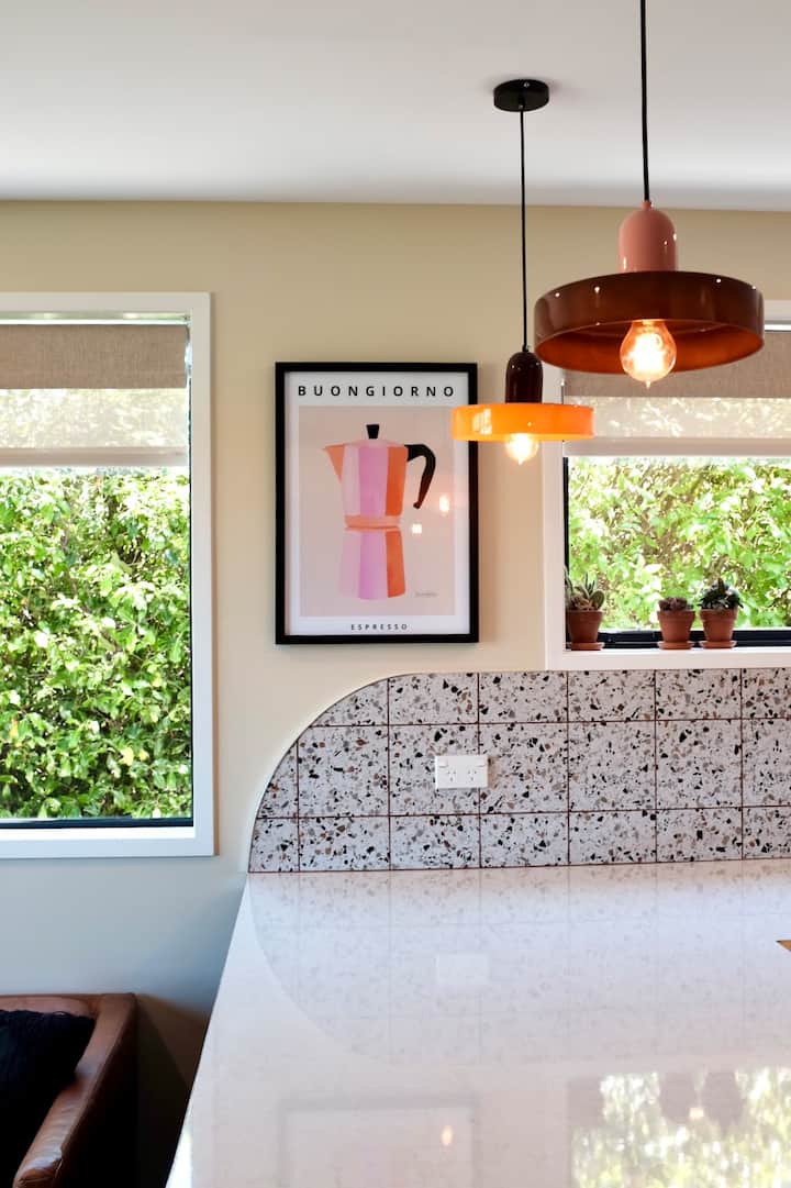 Modern Retro Accom With Garden And Mountain Views - Wanaka