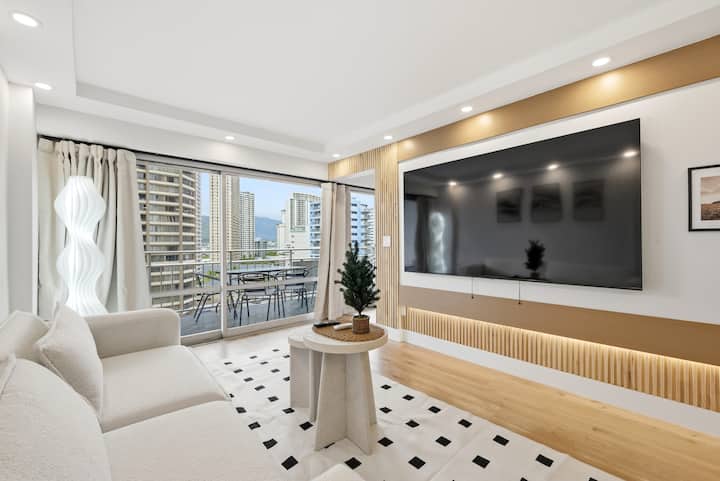 Newly Renovated 11th Fl W/ Free Parking - Honolulu, HI
