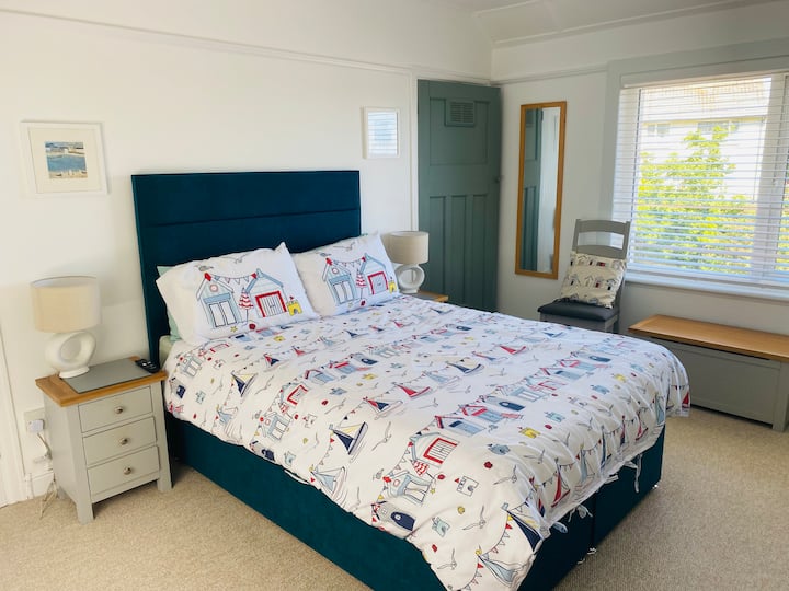 Jac's House (With Parking).
Female Guests. - St Ives