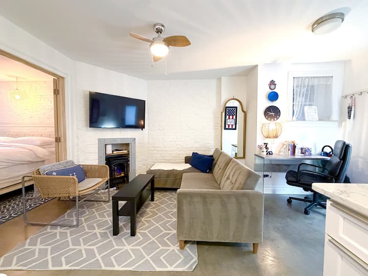 Private Capitol Hill King Bed Apt + Parking Permit - Washington, D.C.