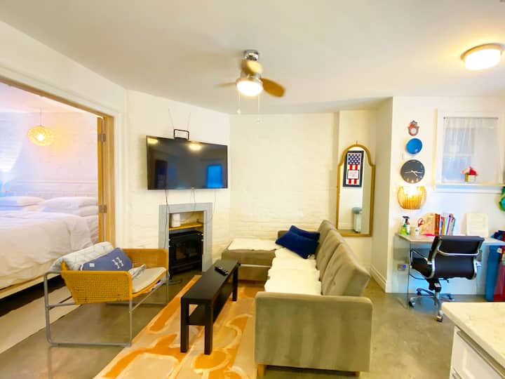 Private Capitol Hill King Bed Apt + Parking Permit - Washington, DC