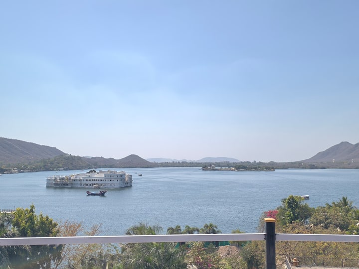 Deluxe Room In Hotel Lake Star Bistro - Udaipur