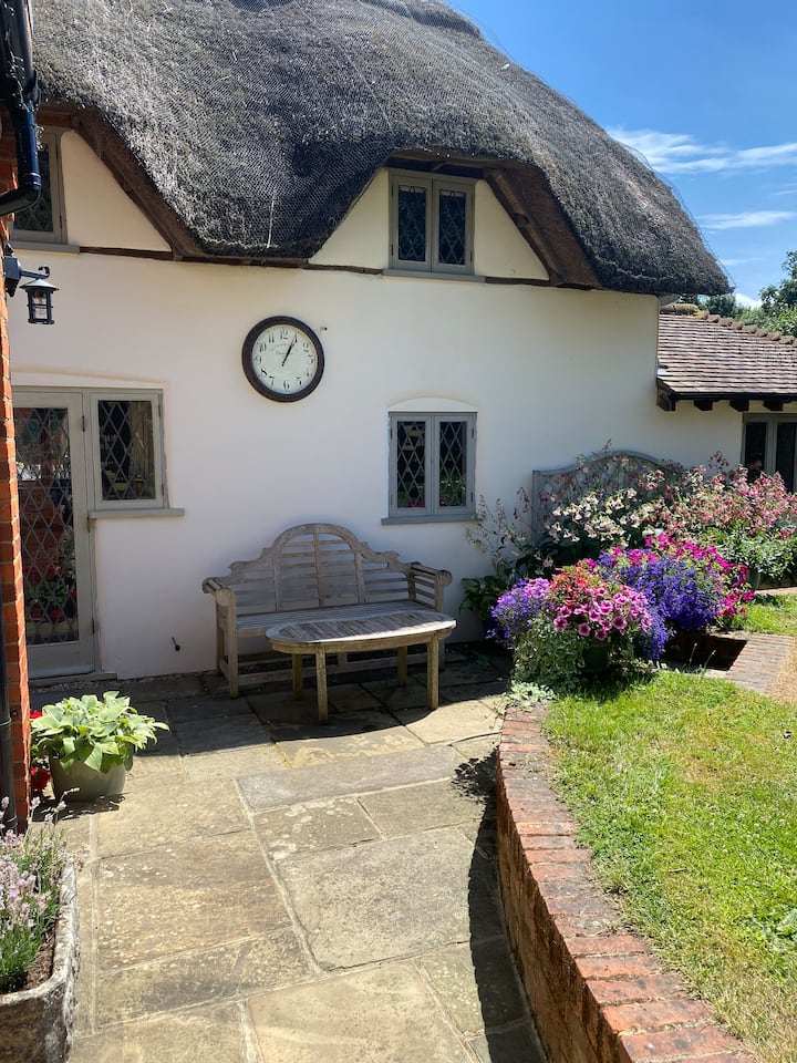 Luxury Rural Thatched Cottage With Cedar Hot Tub. - Basingstoke