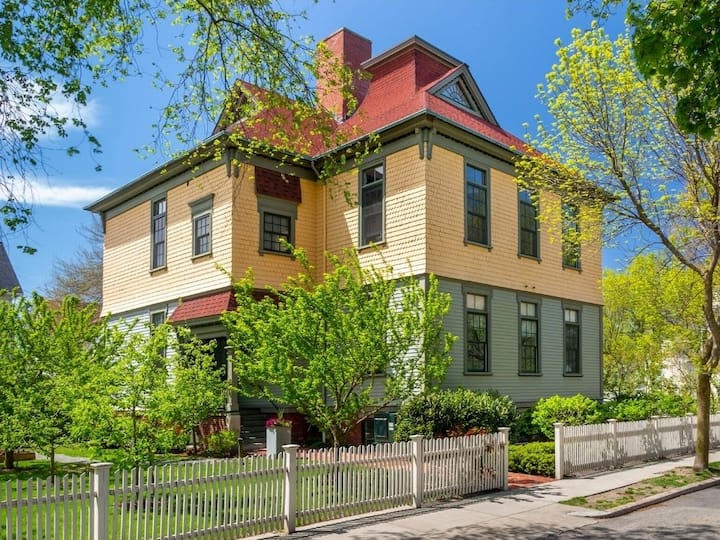 Unique Schoolhouse Loft  |  1 Bedroom W/parking  | - Providence