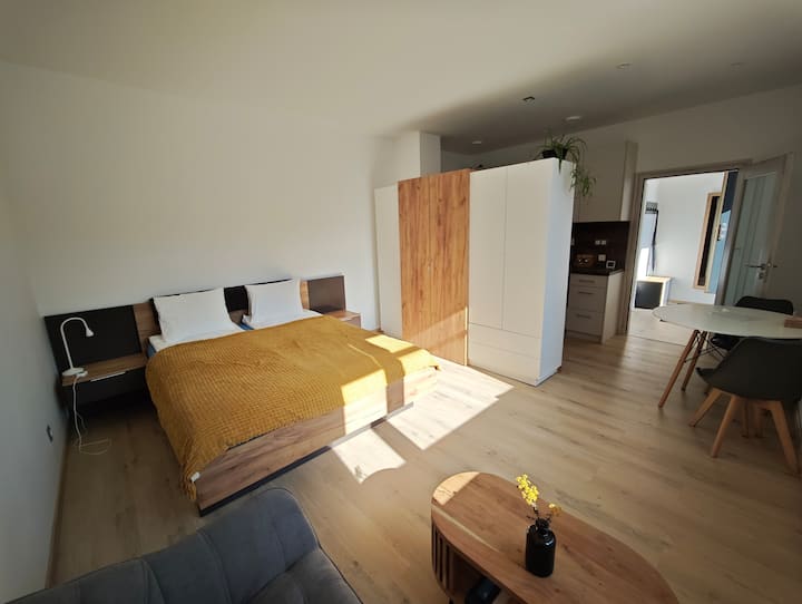 Lovely Apartment On A Quiet Street - Košice
