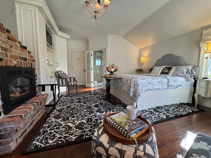 Private Room + Bath W/ Balcony In A Historic Area - Glastonbury, CT