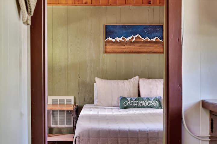 Iroquois Cabin - Cliff Mountain, Lake Placid