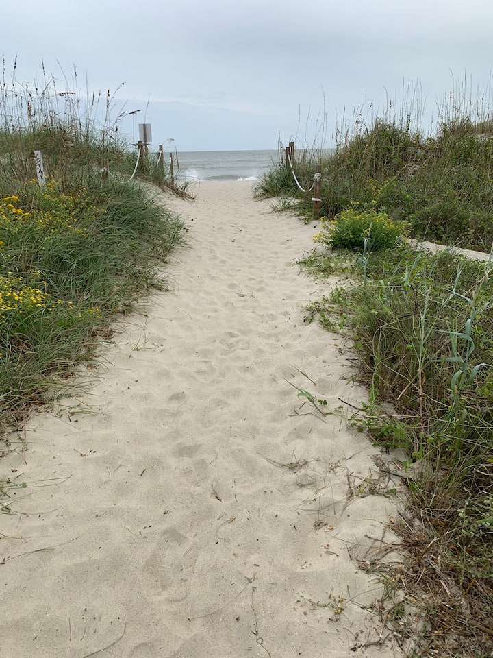 Amazing Dayz - A 3-minute Walk From Door To Sand. - Oak Island, NC
