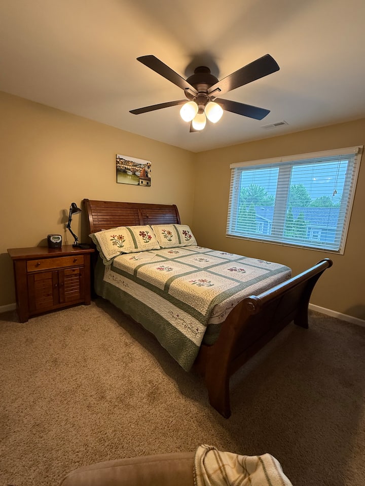 ★ Backyard View Queen Sleigh Bed ★ - Yankton, SD