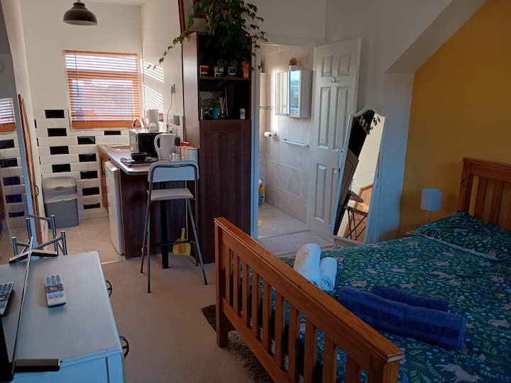 Studio + Ensuite & Kitchen Area In Kettering - Northamptonshire