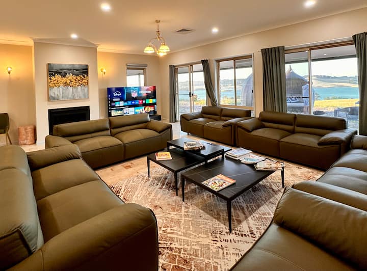 Luxury 5br Lakefront Escape-55 Acres, Sandy Beach - Oberon